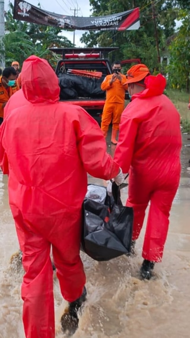 Tim SAR Evakuasi 227 Warga Indramayu Terdampak Banjir, 1 Meninggal Dunia | kumparan.com