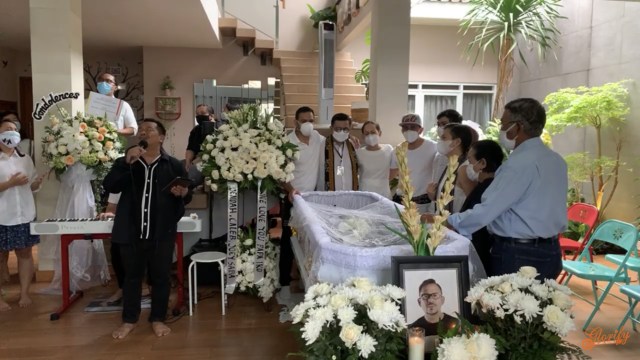 Prita Laura Beri Kecupan Terakhir untuk Marthin Saba dalam Ibadah Tutup ...