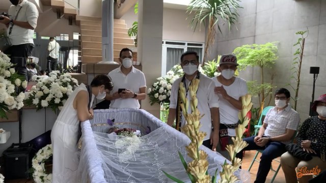 Prita Laura Beri Kecupan Terakhir untuk Marthin Saba dalam Ibadah Tutup ...