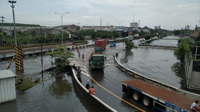 Jalan Kaligawe Genuk Semarang Banjir, Akses ke Demak hingga Pati Lumpuh | kumparan.com