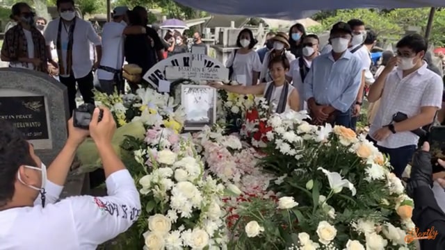 Ketegaran Prita Laura saat Hadiri Pemakaman Marthin Saba | kumparan.com