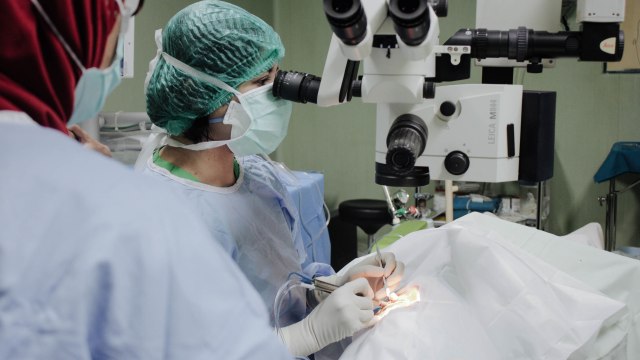 Operasi Katarak dengan Teknologi Full Laser Satu-satunya di Indonesia ...