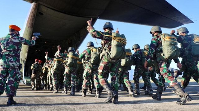 Foto: Paskhas TNI AU Berlatih di Langit Aceh | kumparan.com