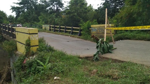 Diterjang Banjir, Jembatan Penghubung Dua Kecamatan di Indramayu Amblas ... Diterjang Banjir, Jembatan Penghubung Dua Kecamatan di Indramayu Amblas ...