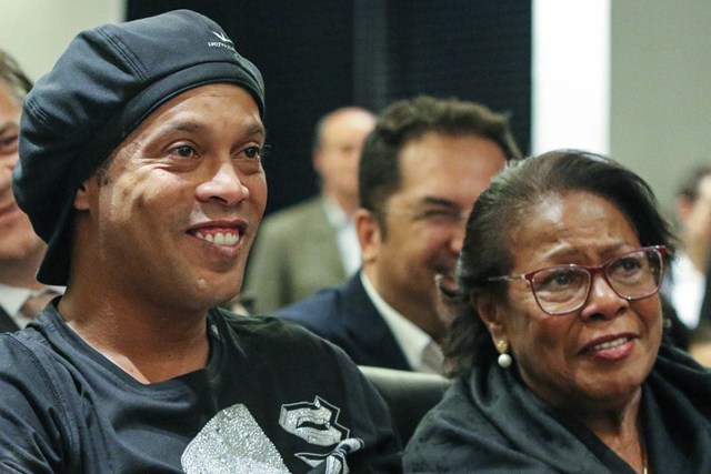 Ronaldinho Ternyata Tak Hadiri Pemakaman Ibunya | kumparan.com