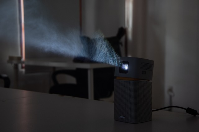 Cara Menghubungkan Laptop ke Proyektor untuk Presentasi | kumparan.com