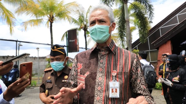 Sidak Uji Coba Sekolah Tatap Muka, Ganjar Tegur Guru Berkerumun-Tak ...
