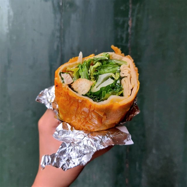 Kenyang Melahap Salad Berselimut Keju Garing, Cara Enak Makan yang ...