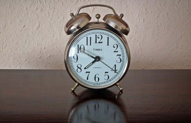 Perbedaan AM dan PM Lengkap dengan Contoh Kalimatnya | kumparan.com