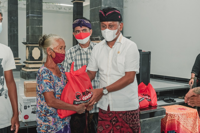 Bagi Sembako di Desa Sinabun, Kariyasa Tegaskan PDIP Solid Berjuang ...