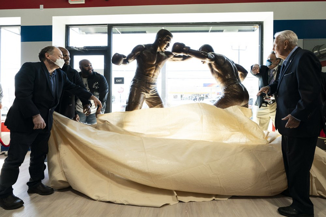 Peringati 50 Tahun 'Fight of The Century', Patung Ali-Frazier ...