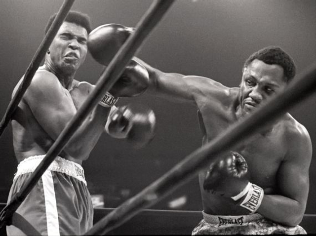 Peringati 50 Tahun 'Fight of The Century', Patung Ali-Frazier ...