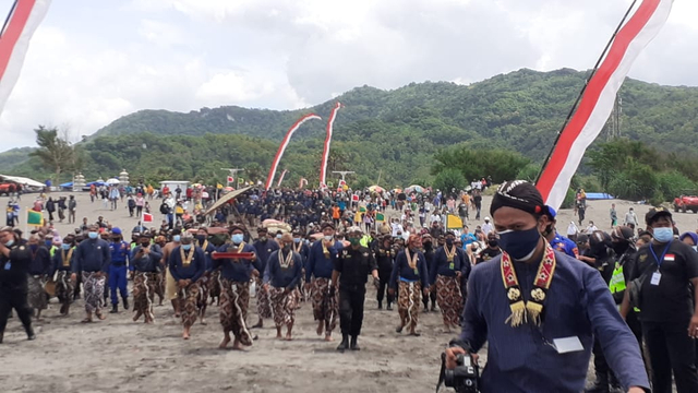 Keraton Yogyakarta Gelar Labuhan di Pantai Parangkusumo | kumparan.com