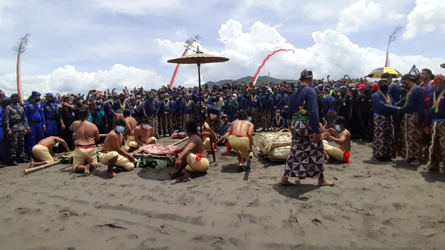 Keraton Yogyakarta Gelar Labuhan di Pantai Parangkusumo | kumparan.com