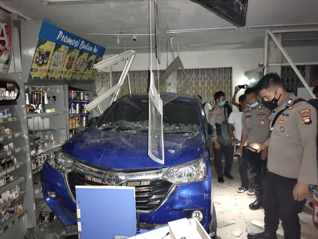 Kalbar Sepekan: Mobil Tabrak Indomaret hingga Kasus Corona Meningkat ...