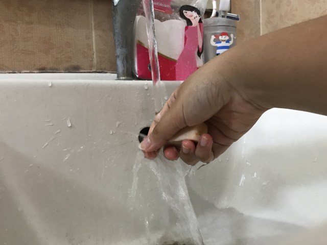 Eksperimen Menyulap Minyak Jelantah Jadi Sabun Cuci Tangan, Bagaimana Caranya? | kumparan.com