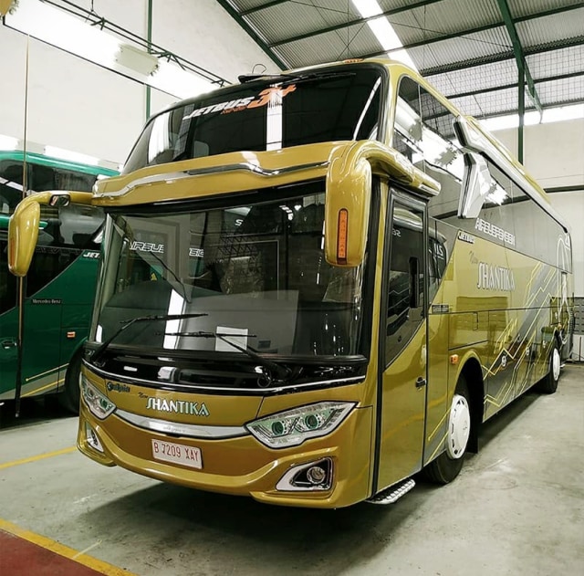 Ragam Fitur Bus Social Distancing Mercedes-Benz Milik PO Shantika ...