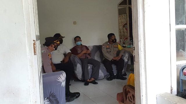 Polisi Imbau Warga Tak Kucilkan Keluarga Zakiah, Penyerang Mabes Polri ... Polisi Imbau Warga Tak Kucilkan Keluarga Zakiah, Penyerang Mabes Polri ...