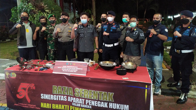 Polisi hingga BNN Razia Rutan Kebonwaru Bandung, Temukan Gunting hingga ... Polisi hingga BNN Razia Rutan Kebonwaru Bandung, Temukan Gunting hingga ...