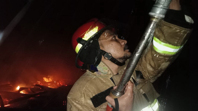 Diduga Akibat Korsleting Listrik, 3 Rumah di Bojonegoro Kota Terbakar | kumparan.com