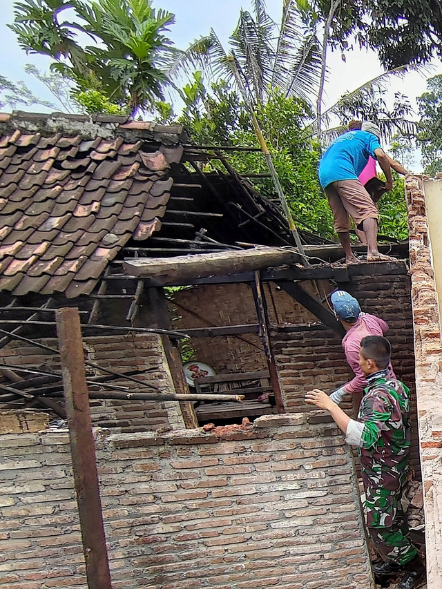 Foto: TNI dan Polri Bersihkan Puing Rumah Warga Terdampak Gempa di ...