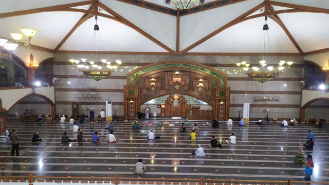 Foto Prokes Ketat di Masjid Pusdai Bandung saat Tarawih, Ridwan Kamil ...