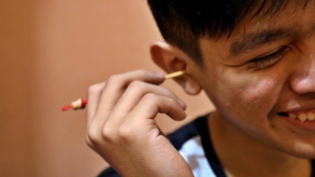 5 Cara Mengatasi Telinga Tersumbat yang Aman Dilakukan | kumparan.com