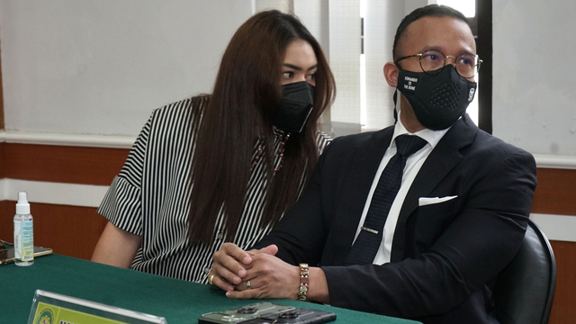 Pengacara Bantah Tudingan Dennis Lyla Tak Beri Nafkah untuk Thalita ... Pengacara Bantah Tudingan Dennis Lyla Tak Beri Nafkah untuk Thalita ...