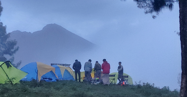 Tantangan Mendaki Puncak Lembah Gedong: 1 dari 7 Puncak Tertinggi ...