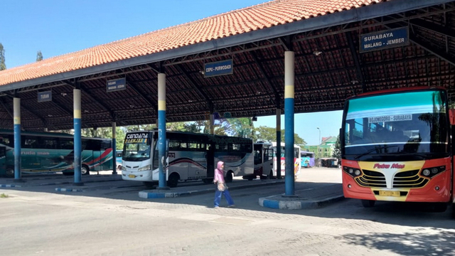 Dampak Larangan Mudik, Terminal Rajekwesi Bojonegoro Sepi Penumpang ...