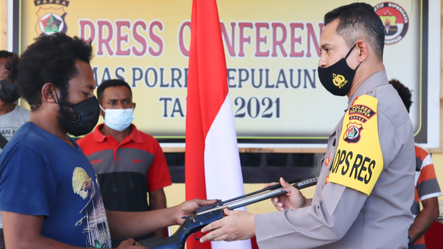 Kkb Papua Di Kepulauan Yapen Serahkan Diri Bersama 4 Senjata Api