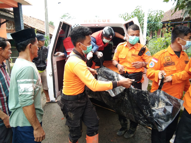 UUD Pasal 30 Ayat 1: Makna dan Contoh Pelaksanaannya | kumparan.com