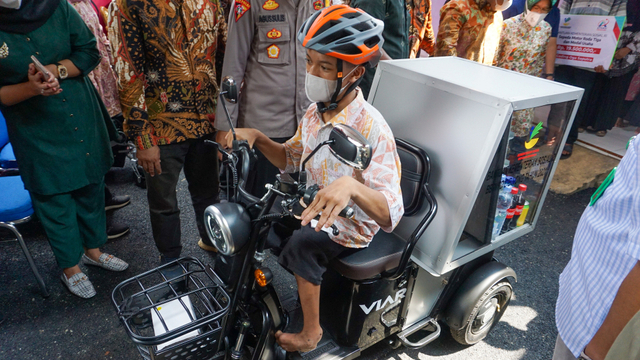 Foto: Bantuan Sepeda Motor Listrik untuk Warga Difabel di Pekalongan ...