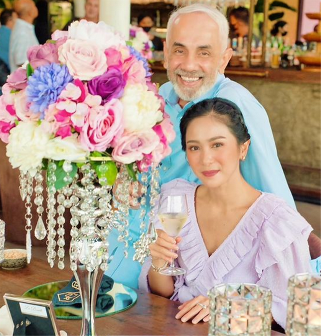 7 Potret Bunga Zainal Bersama Sang Suami | kumparan.com