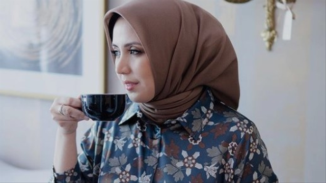 Bosan dengan Outfit Polos? Yuk Intip Gaya Busana Bermotif ala Sarah Sofyan | kumparan.com