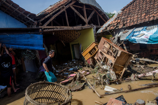 Foto: Tanggul Sungai di Solokan Jeruk Bandung Jebol, 500 Rumah Warga Kebanjiran | kumparan.com