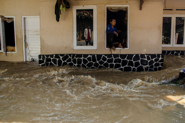 Foto: Tanggul Sungai di Solokan Jeruk Bandung Jebol, 500 Rumah Warga Kebanjiran | kumparan.com