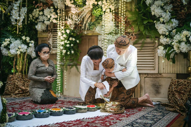 7 Momen Sakral Acara Tedhak Siten Putra Titi Rajo Bintang, Penuh ...