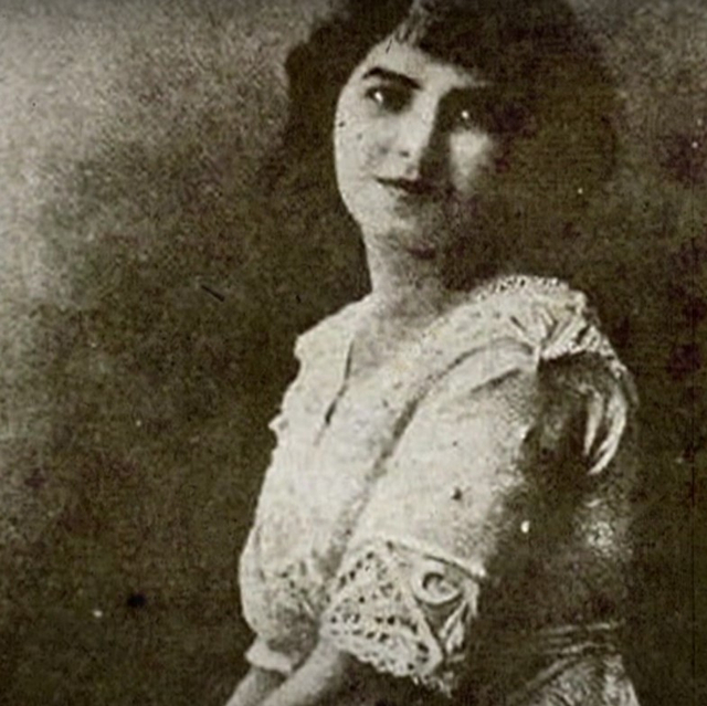 5 Penulis Wanita Muslim Inspiratif dan Karya Besarnya | kumparan.com