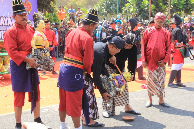 Upacara Adat di Indonesia, Ada 4 Tradisi yang Masih Lestari | kumparan.com