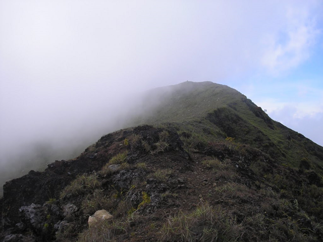 Fakta Menarik Gunung Ili Boleng dan Keindahan Alam Pulau Adonara ...