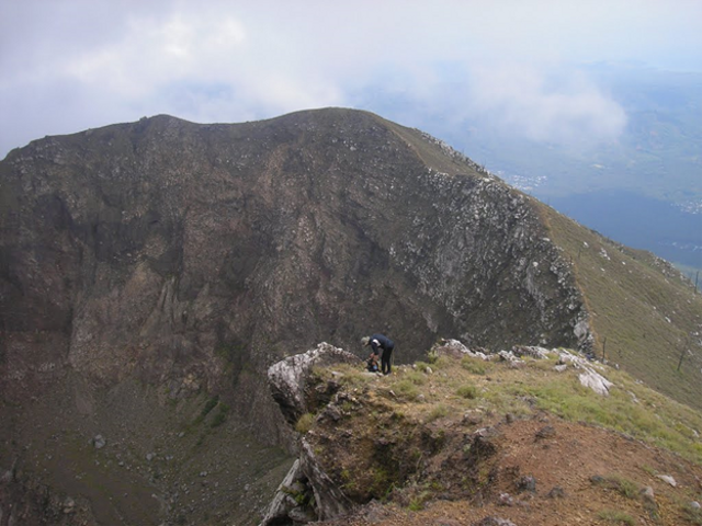 Fakta Menarik Gunung Ili Boleng dan Keindahan Alam Pulau Adonara ...