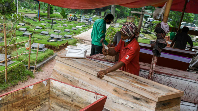 Foto: Permintaan Produksi Peti Mati di Jakarta Meningkat | kumparan.com