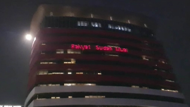 Tulisan 'Berani Jujur Pecat' hingga 'Rakyat Sudah Mual' Hiasi Gedung ...