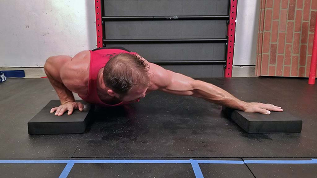 5 Variasi Gerakan Push Up dan Cara Melakukannya | kumparan.com