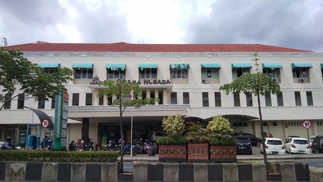 2 Pekerja Tersengat Listrik Saat Lepas Reklame di Depan RS Graha Husada ...
