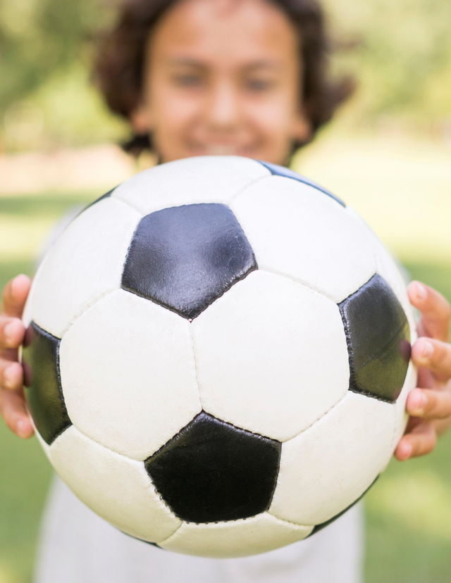 5 Manfaat Bermain Bola bagi Anak | kumparan.com