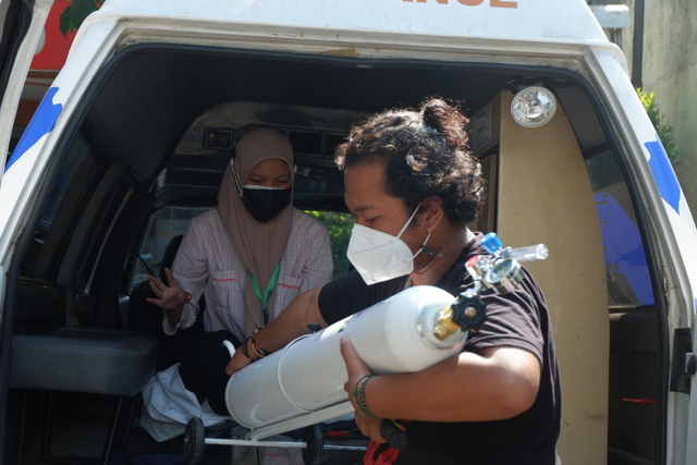 Rumah Sakit Kehabisan Oksigen, Crisis Center Distribusikan Tabung ...