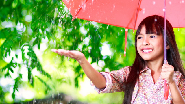 Anak Suka Bermain Hujan, Apakah Ada Manfaatnya? | kumparan.com