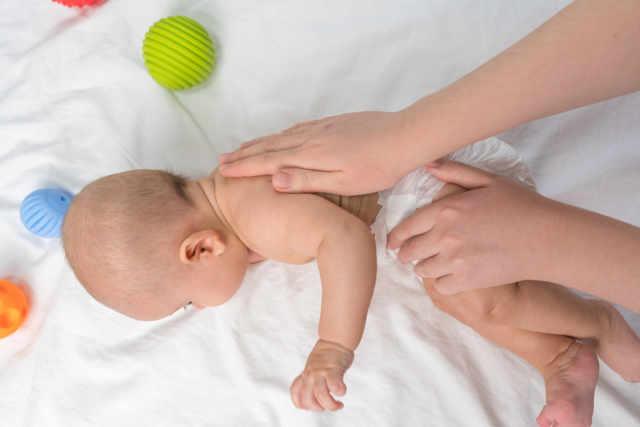 Cara Stimulasi agar Bayi Bisa Berguling | kumparan.com